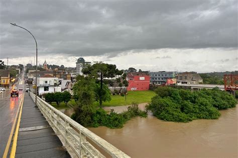Defesa Civil Alerta Para Risco Muito Alto De Chuva E Alagamentos Neste