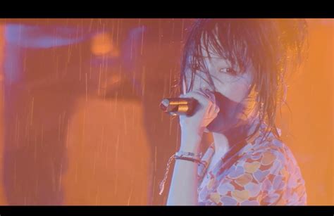 aiko、「skirt」ディレクターズカット版ライブ映像公開 TVアニメ『アポカリプスホテル』OP主題歌 - Real Sound｜リアルサウンド