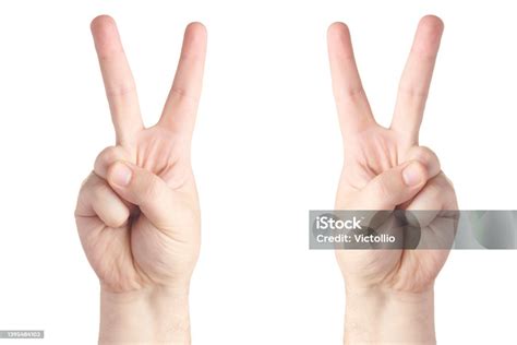 왼쪽 및 오른쪽 남성 손은 흰색 배경에 고립 된 두 손가락을 위로 올립니다 잔인한 남자의 색인과 가운데 손가락이 승리의 제스처를