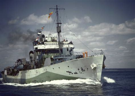 Канадский корвет «Регина» идет в море — военное фото