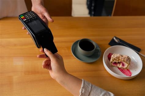 Nfc 장치로 지불하는 하이 앵글 고객 무료 사진