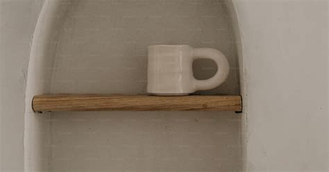 Une Tasse Blanche Posée Sur Une étagère En Bois Photo Image De