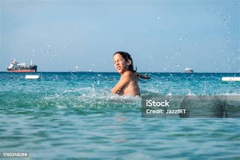 그는 바다에서 손으로 물을 뿌린다 어느 여름 아침 테네도스 에게 해 북부 12 세의 잘 생긴 소년 긴 머리 12 13세에 대한