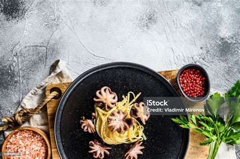 구운 문어를 곁들인 바베티 파스타 회색 배경입니다 맨 위 보기 텍스트를 위한 공간 0명에 대한 스톡 사진 및 기타 이미지 0