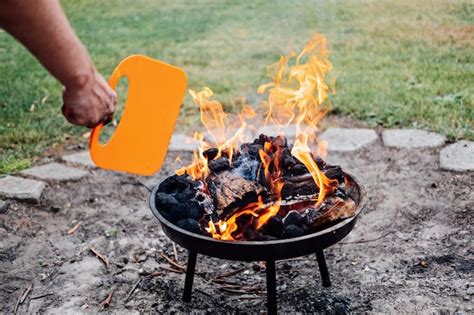 Cómo usar una parrilla de carbón con un ventilador de plástico para barbacoa cerca de una