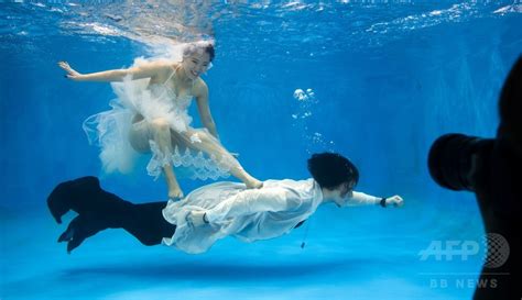 カップルで水中写真、上海 写真10枚 国際ニュース：afpbb News