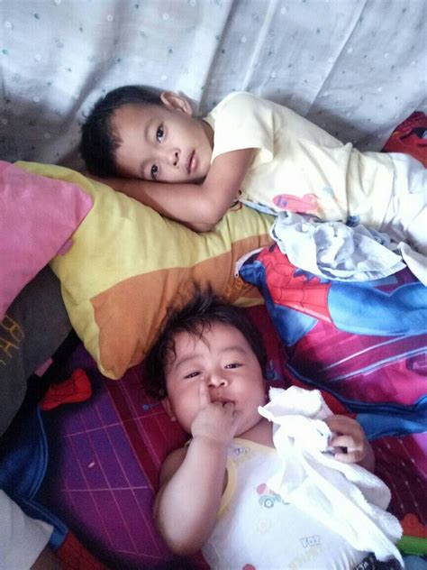 Nagdadasal Na Pamilya