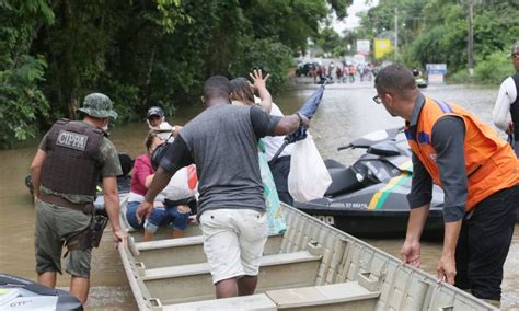 Bombeiros do Rio que ajudavam vítimas de enchentes na Bahia testam