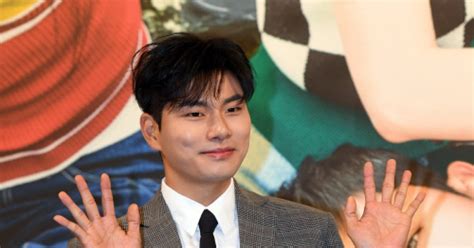 Ss포토 고백부부 제작발표회 포즈 취하는 이이경