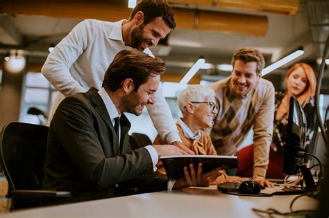 현대 사무실에서 젊은 사업가와 함께 일하는 시니어 비즈니스 우먼 기업 비즈니스에 대한 스톡 사진 및 기타 이미지 기업 비즈니스 남성 남자 Istock