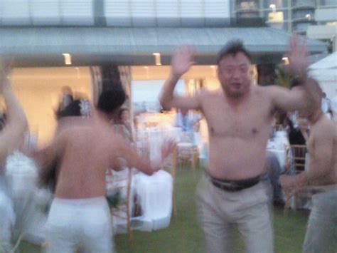 さてこ の裸踊りはだれでしょタヒチアンダンス飛び入りしてま 写真共有サイトフォト蔵