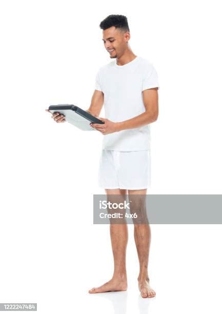 흰색 배경 앞에 서있는 아프리카 민족 남성 복서 반바지를 입고 목록을 수행 개최 20 24세에 대한 스톡 사진 및 기타 이미지 20 24세 20 29세 T 셔츠