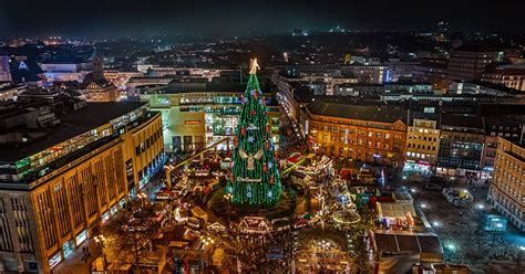 Höher schöner leuchtender Der größte Weihnachtsbaum der Welt