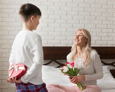 Figlio Che Sorprende Sua Madre Foto Gratis
