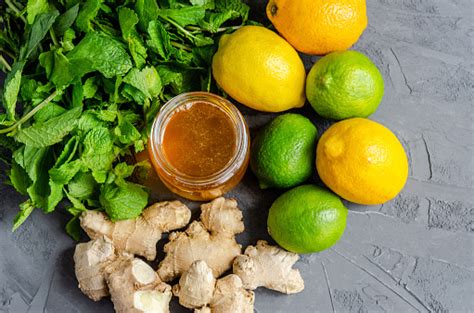 Buah Jeruk Lemon Dan Jeruk Nipis Akar Jahe Daun Mint Madu Segar Dalam Toples Dengan Latar