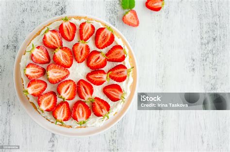 빅토리아 스폰지 케이크에 딸기 잼 휘핑 크림 신선한 딸기가 나무 배경의 흰색 접시 위에 있습니다 수평 방향 복사 공간 0명에