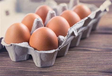 상자에 원시 치킨 계란의 클로즈업입니다 오래 된 나무 테이블에 알 갈색에 대한 스톡 사진 및 기타 이미지 갈색 개체 그룹