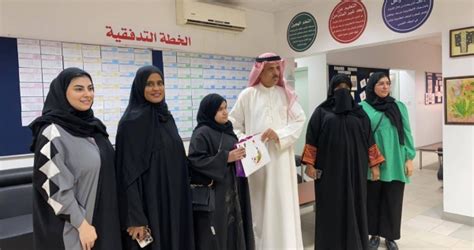 وزير التربية يكرّم معلمة كفيفة لانتظامها في تدريس طالبة كفيفة بإعدادية
