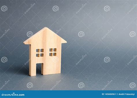 Casa Residencial De Madeira Em Um Fundo Cinzento Hipoteca E Cr Dito