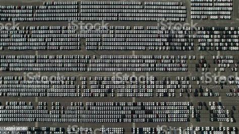 배달을 기다리는 마당에 주차하는 차량의 조감도 수입 수출 항구의 새 차량 주차 자동차 사업 및 물류 개념 공장에서 생산된 후 현대 신차의 조감도 공중 뷰에 대한 스톡 사진