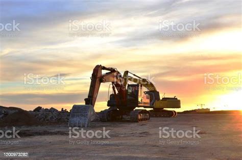 배경 일몰에 건설 현장에서 굴삭기 0명에 대한 스톡 사진 및 기타 이미지 0명 개발 건설 현장 Istock