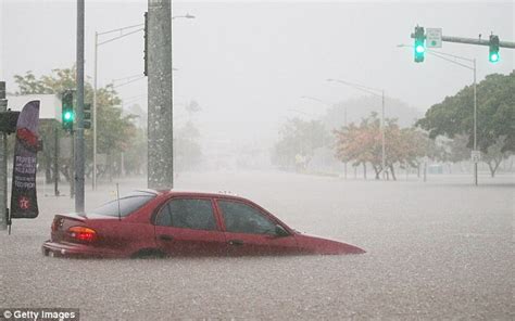 Tropical Storm Olivia Approaches Hawaii With Wind Rain Daily Mail Online