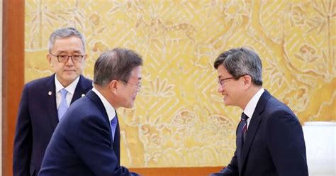 김명수 대법원장과 악수하는 문 대통령