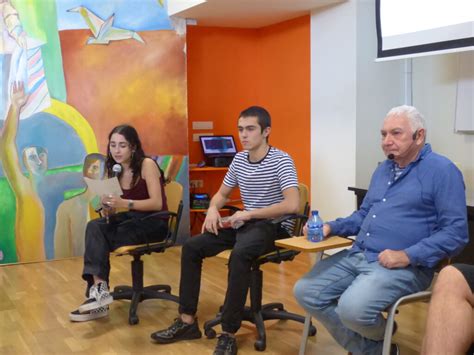 El escritor Joseba Sarrionandia ha impartido una charla en º de Bachiller Lauro Ikastola