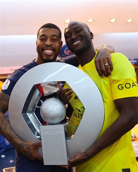パリ・サンジェルマンfcさんのインスタグラム写真 パリ・サンジェルマンfcinstagram「𝑇ℎ𝑜𝑠𝑒 𝑠𝑚𝑖𝑙𝑒𝑠 😁🏆
