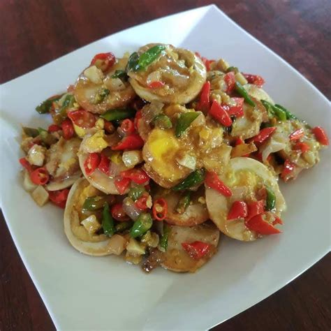 Healthy ကြက်ဥပြုတ်ပြီးသားကိုခွဲ ပြီးကြော်မယ်။ ပြီးရင် ငရုတ်သီးအပွတောင့်အနီနဲ့အစိမ်း လှီးထားတာတ