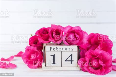 발렌타인 하루와 사랑 개념입니다 2 월 14 일 장미 핑크 흰색 나무 배경에 나무 블록 달력에 텍스트 가방에 대한 스톡 사진 및