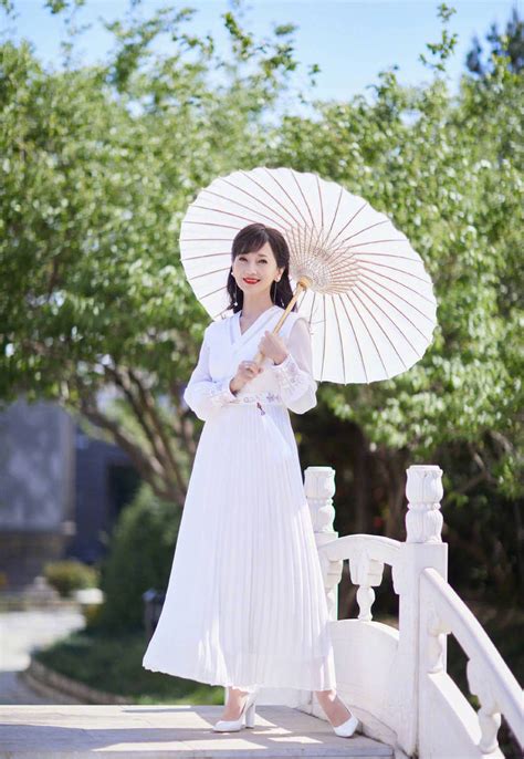 赵雅芝晒春日桥边漫步照 穿白裙姿态柔美气质脱俗 搜狐大视野 搜狐新闻