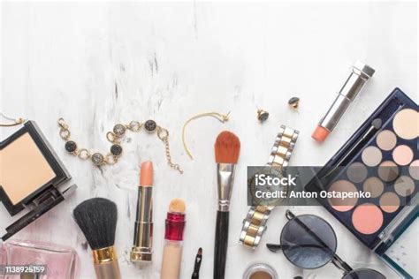 텍스트에 대 한 복사 공간을 가진 흰색 대리석 배경에 전문 화장품 메이크업 도구 및 액세서리의 집합입니다 아름다움 패션의 개념입니다 프레임의 평면 구성 평면도 플랫 레이