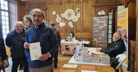 Une Première Le Livre Tient Salon