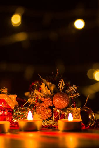 메리 Cristmas입니다 장난감 집 고 촛불입니다 배경 흐리게에 크리스마스 훈장 축제 저녁입니다 가문비나무 가지 고 Bokeh