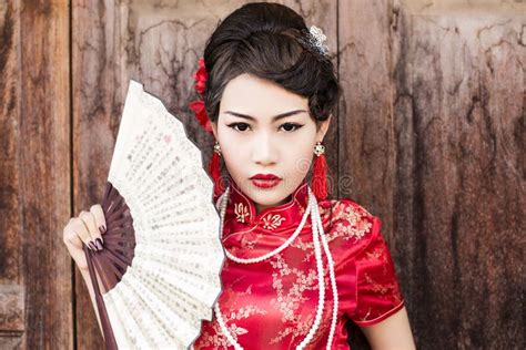 Cheongsam китайского платья женщины красного традиционное Стоковое