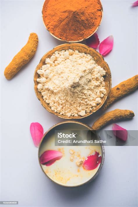 사용 하 여 그램 밀가루 Besan Haldi 우유 Ubtan 아유르베다 얼굴 팩 마스크 장미 꽃잎 스크럽과 흰색 냅킨 황동