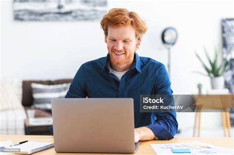현대 사무실에서 일하는 행복한 사업가 또는 프리랜서 젊은 직장인 남자 노트북 화면을보고 테이블에 앉아있는 동안 키보드로 타이핑 25 29세에 대한 스톡 사진 및 기타 이미지
