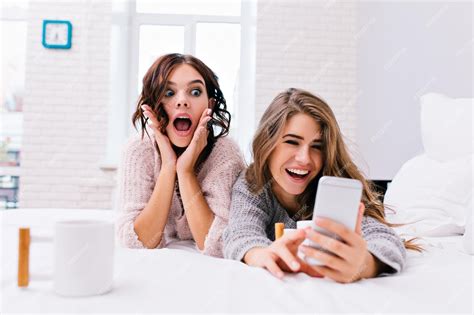 Śmieszne Młode Kobiety Co Portret Selfie Na łóżku Atrakcyjne