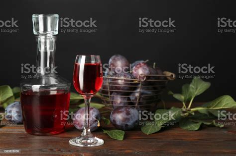 검은 색 배경에 나무 테이블에 맛있는 매실 주류와 잘 익은 과일 홈메이드 강한 알코올 음료 자두에 대한 스톡 사진 및 기타