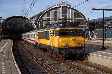 E Verl Sst Amsterdam Centraal Am Zugschluss Von Einem Intercity Direct Nach Brussel Zuid