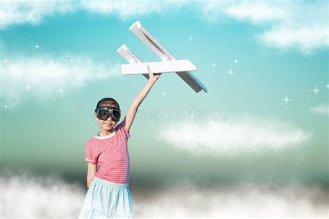 Fille Asiatique Mignonne Jouant L Avion De Jouet En Tant Qu Imagination