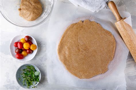 재료야채 Galette에 대 한 반죽 토마토 허브 파이 확인 합니다 요리 시간입니다 최고의 볼 수 있습니다 가루로 빻은에 대한