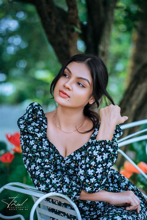 එයාට තියෙන්නෙත් අමුතු ලස්සනක් බලන්නකෝ බොරුද කියලා එක පාරක්