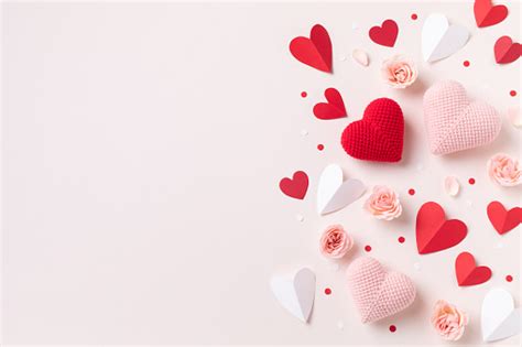 세인트 발렌타인 데이 또는 어머니의 날 배경은 종이 빨간 하트와 장미 꽃 평면도로 장식되어 있습니다 플랫 레이 축제 인사말 카드