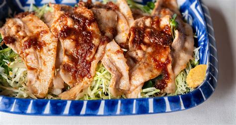 【飲める「肉」サラダ】醤油＋砂糖＋にんにく＋生姜のド直球味つけ！「せん切りキャベツの焼き肉サラダ」 きじまりゅうたさん＆吉田愛さんのお