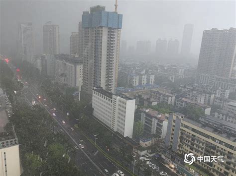 广西南宁雨水倾盆而下 气象台一度发布暴雨红色预警信号 图片频道