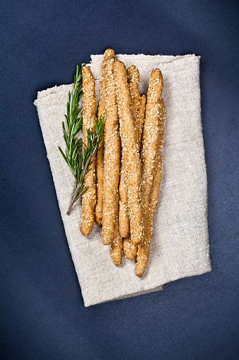 이탈리아 그리 시 니 또는 소금에 절인 빵 스틱 로즈마리 허브 블랙 보드 배경에 리넨 냅킨에 0명에 대한 스톡 사진 및 기타