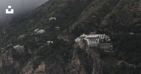 산 근처 수역에 있는 보트 사진 Unsplash의 무료 자동차 이미지