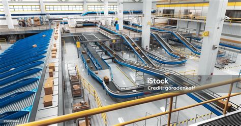 소포 판지 상자 및 패키지는 자동 분류 기술을 갖춘 현대적인 물류 센터의 컨베이어 벨트에 놓여 있습니다 우편물 배달 웨어하우스 허브의 Vfx 3d 그래픽 우체국에 대한 스톡